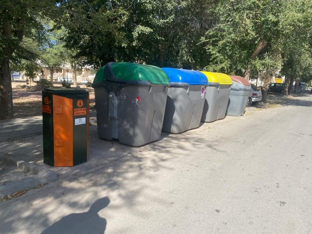 Comsermancha instala nuevos contenedores para la recogida de aceite ...