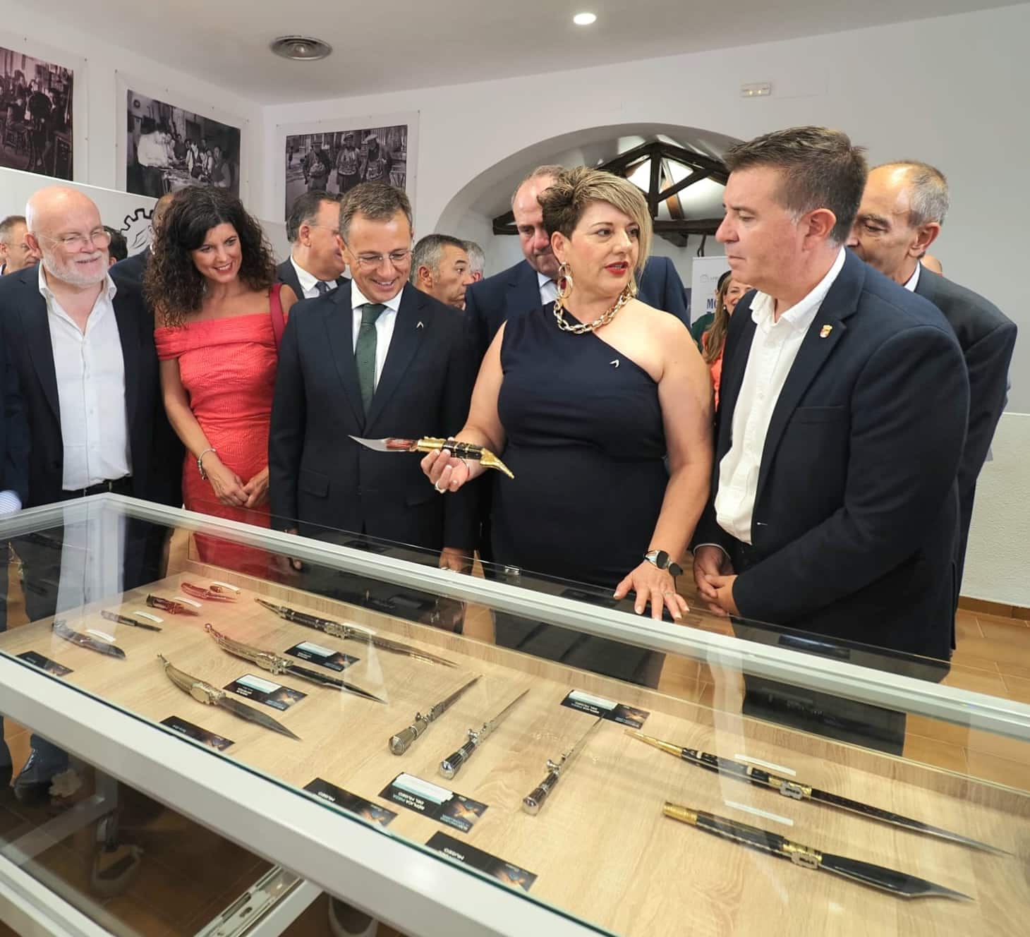 Cabañero Destaca las Navajas de Albacete como Símbolo de Identidad en el Salón de la Cuchillería